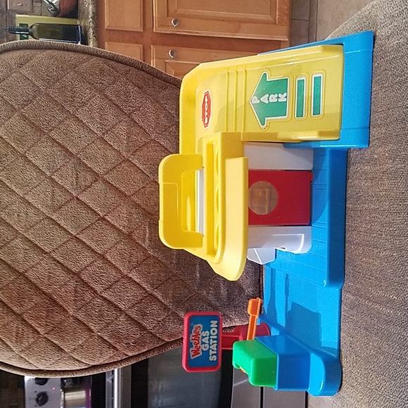 Playskool | Toys | Vintage 988 Playskool Weebles Wobbles Gas Station ...